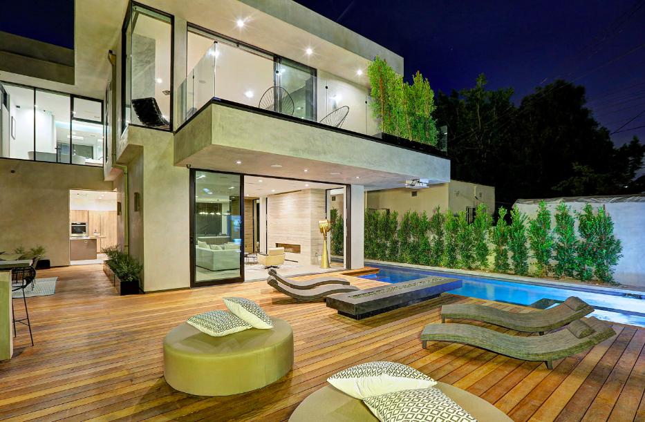 A Walled and Gated Contemporary Home in The Heart of Los Angeles ...