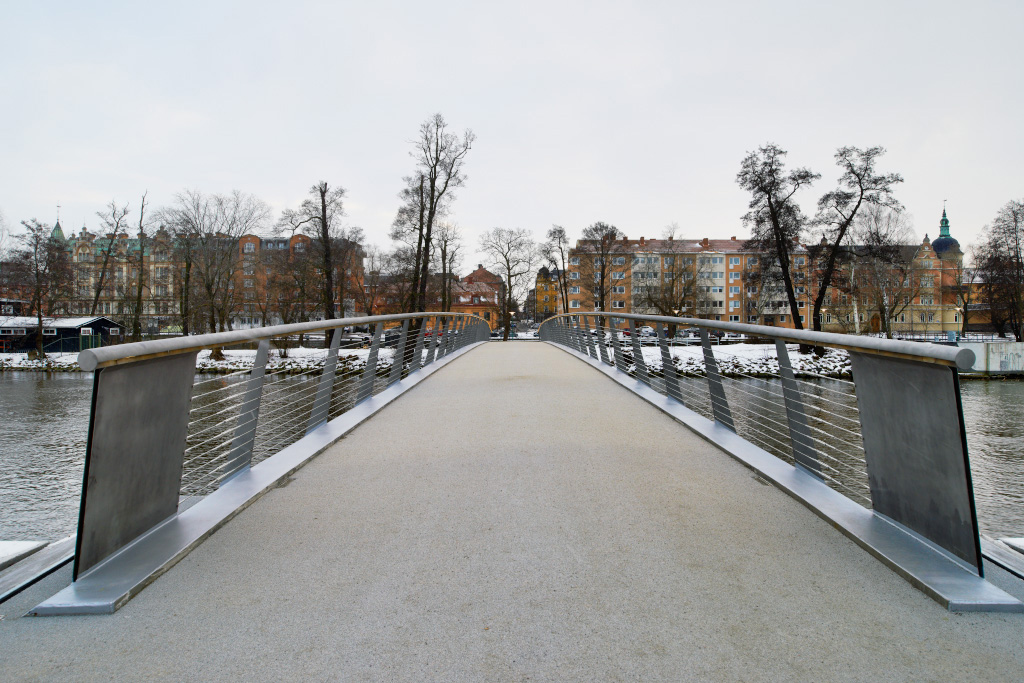 Snow-free pedestrian bridge in Sweden by Erik Andersson | Architect ...