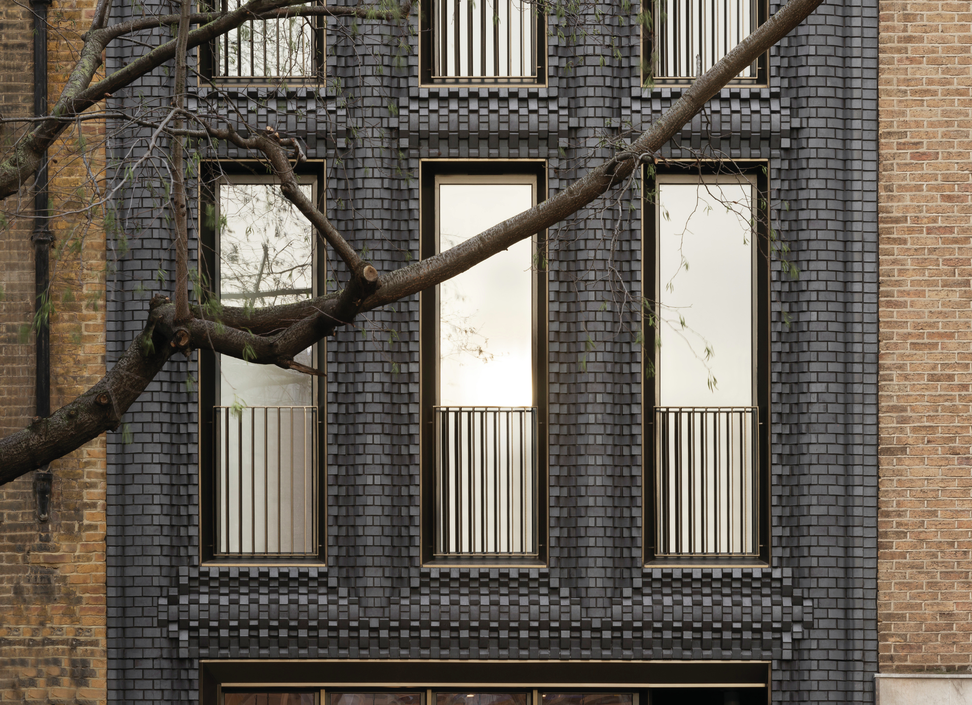 The Interlock in London Features an Intricate Clay Block Facade ...