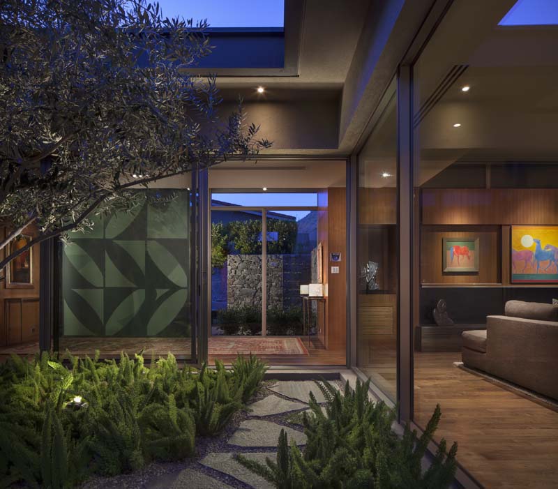 uncomngrnd - a home of steel & glass around a central courtyard ...