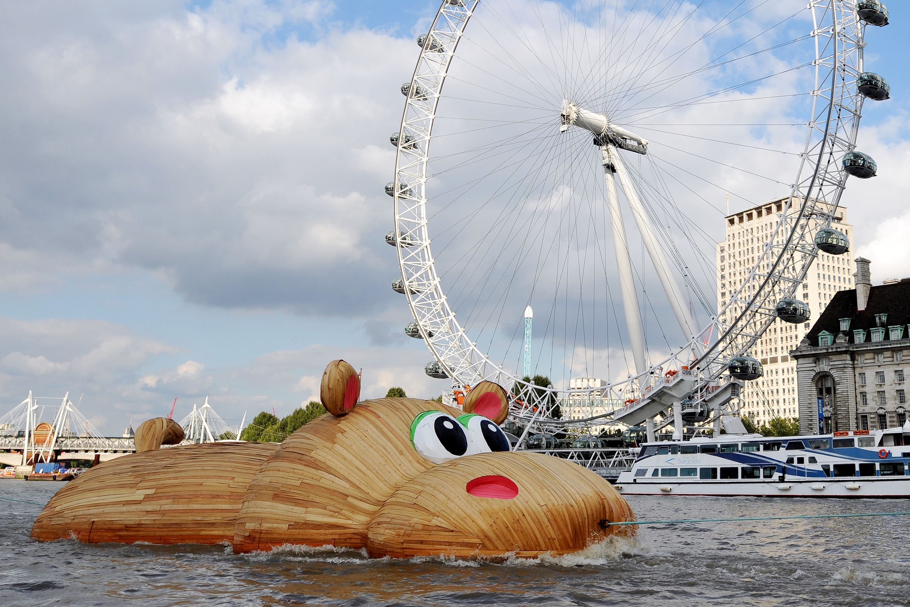 Morning News Roundup: Hippo Installation Floats on the Thames ...
